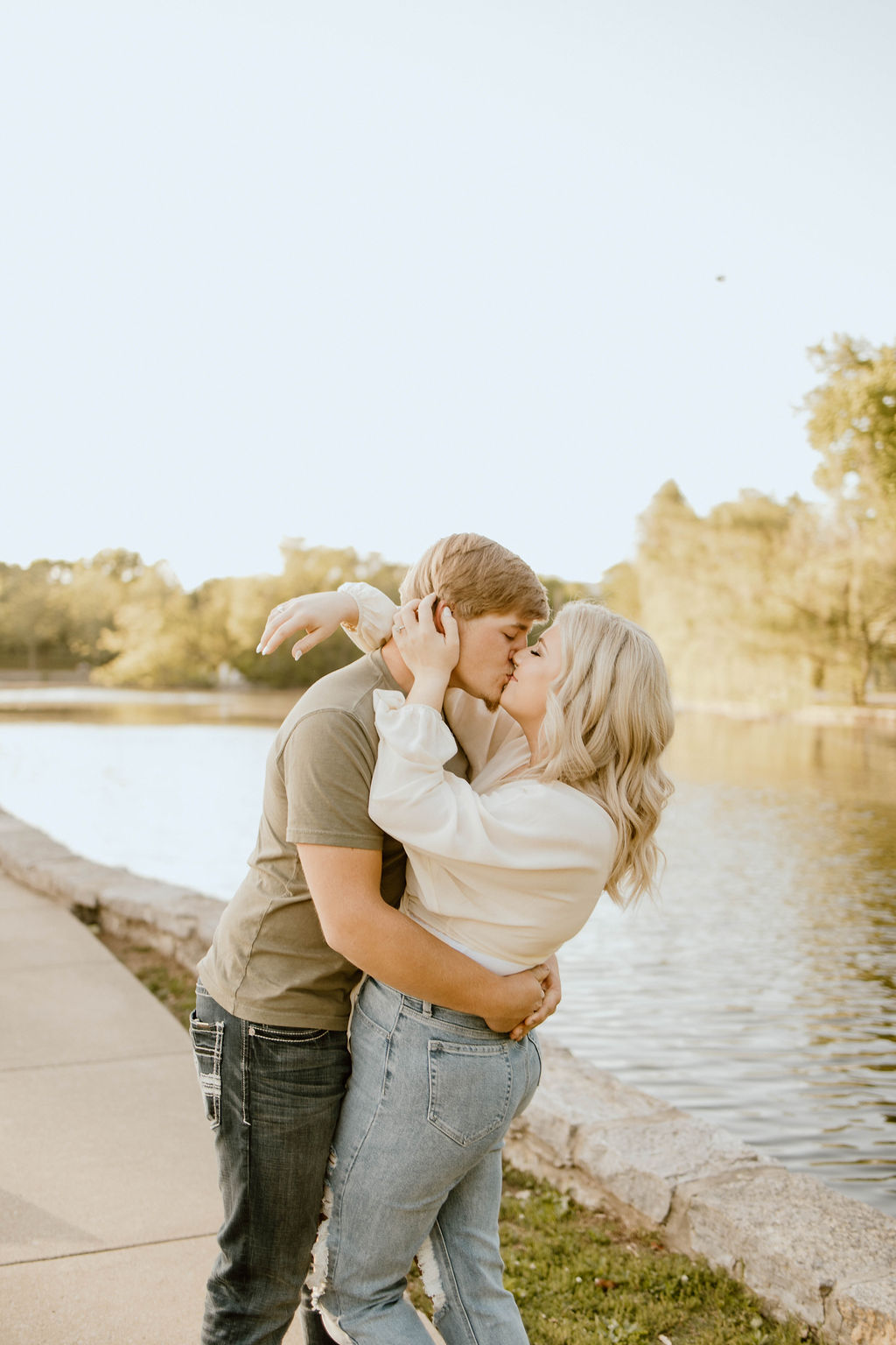 Taylor & Justin at Centennial Park - scarlettjagerphotography.com